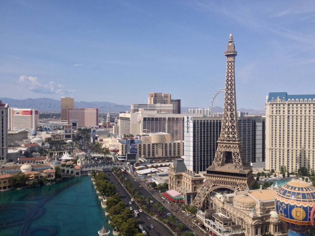 Famous Landmarks Limo Tour - 1Hour 30Mins | experitour.com