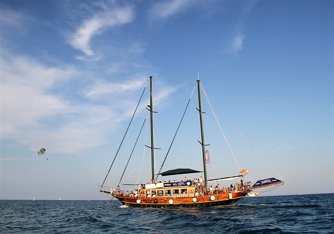 Goleta Karya - 90Min Boat Tour In Barcelona | experitour.com