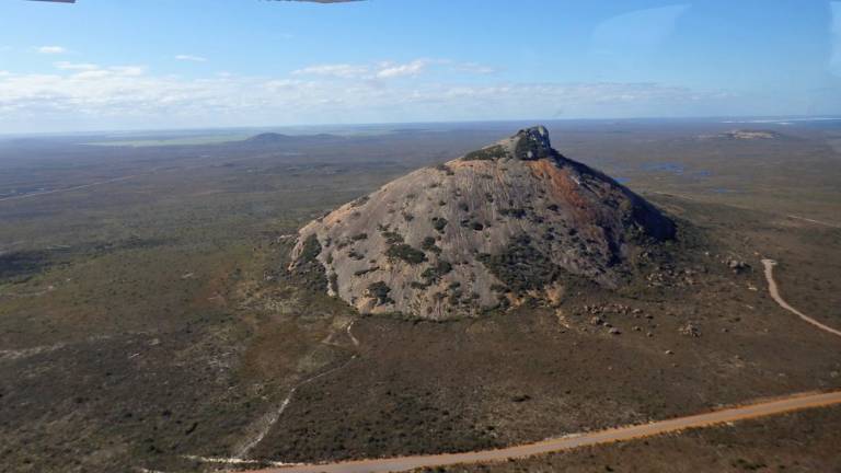 Lake Hillier-Middle Island Scenic Flight | experitour.com