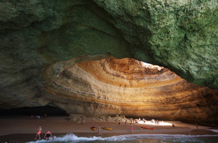 Passeio De Barco De 1H45 Às Grutas De Benagil Partindo De Portimão ...