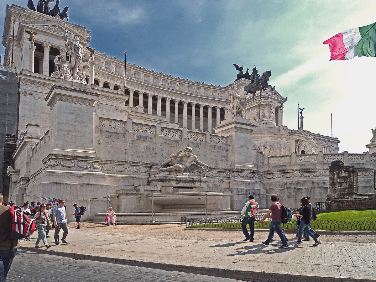 Piazza Venezia Top Tours and Tips | experitour.com
