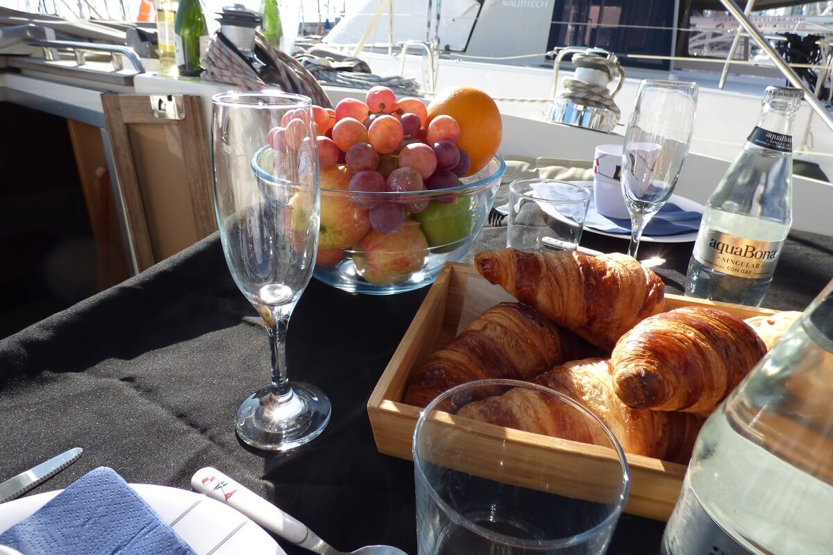 Barcelona: Morning Sailboat Tour With Breakfast On Board | experitour.com